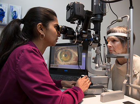 Macular degeneration stages, symptoms, and when to get an eye exam ...